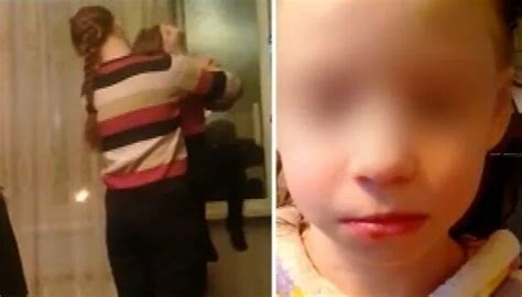 Видео Мама таскает дочь за уши и бьёт лицом об стол Ok Ru