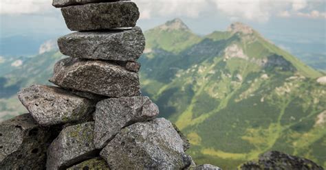 비가 내린 후 흐린 산이 있는 바위 돌 더미 비오는 안개 낀 날 슬로바키아 하이 타트라스 아름 다운 산 풍경입니다 사진 Unsplash의 언덕 이미지