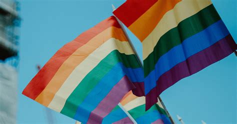 தோழியை மணக்க ஆணாக மாறிய அரசு பெண் ஊழியர் வேறொருவரை கரம் பிடித்த தோழி என்ன காரணம் Woman