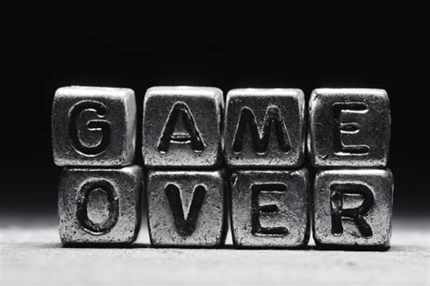 개념을 통해 게임 회색 검은 색 배경 에 그런지 스타일의 금속 큐브에 3d 비문 고립 0명에 대한 스톡 사진 및 기타 이미지 0명 3차원 형태 Brand Name