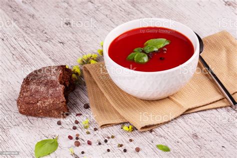 가스 파초 수프입니다 바와 테이블 배경에 빵 신선한 빨간 매운 가스 파초 가스파초에 대한 스톡 사진 및 기타 이미지 가스파초