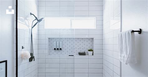 샤워기와 변기가 있는 흰색 타일 욕실 사진 Unsplash의 무료 엘패소 이미지