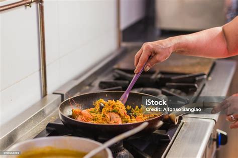 마드리드 레스토랑 주방에서 전통적인 에콰도르 해산물 요리를 준비하는 요리사 건강한 식생활에 대한 스톡 사진 및 기타 이미지 건강한 식생활 고급 요리 그릇 Istock