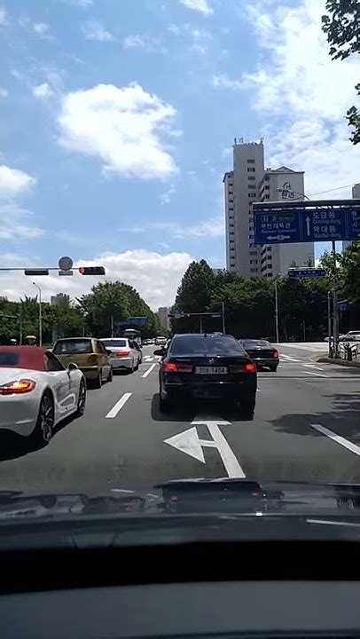 교차로에서 차선 유도선 안 지키는 차량 Youtube