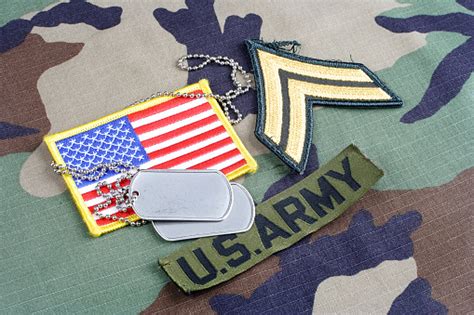 미국 육군 상병 계급 패치 분기 테이프 플래그 패치 및 숲 위장 제복에 개 태그 Us 우드랜드 위장 무늬에 대한 스톡 사진 및 기타 이미지 Us 우드랜드 위장