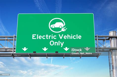 하늘 배경에 전기 자동차의 상징과 전기 자동차 만 녹색 교통 도로 표지판 생태 및 환경 개념 배경 전기 자동차 대체 연료 차량에 대한 스톡 사진 및 기타 이미지 Istock