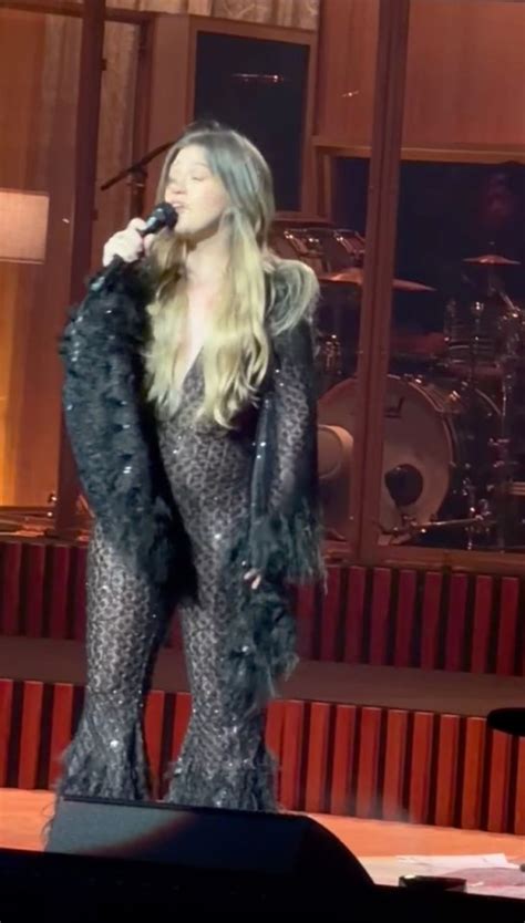 Kelly Clarkson Suffers Wardrobe Malfunction As Her Boobs Slip Out Of