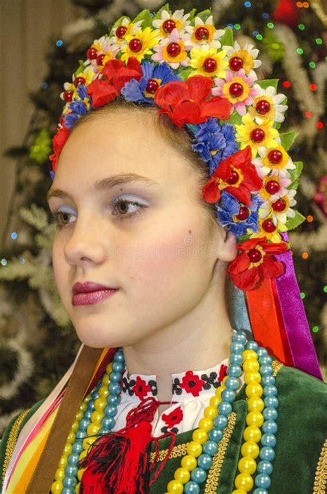 Bella Ragazza Nel Costume Ucraino Nazionale Immagine Stock Immagine