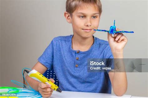 3d 인쇄 펜으로 만드는 아이와 그의 새로운 파란색 비행기를 즐길 수 3차원 인쇄에 대한 스톡 사진 및 기타 이미지 3차원 인쇄 3차원 형태 Stem 주제 Istock