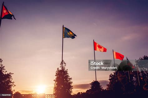 일몰 하늘 배경에 국가의 비행 플래그의 행 다른 나라의 플래그입니다 국가 연합 Myrhorod에 대한 스톡 사진 및 기타 이미지