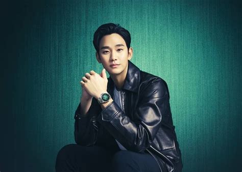 패션엔 김수현 ‘눈물의 여왕으로 컴백 블랙 재킷의 멋진 시크미