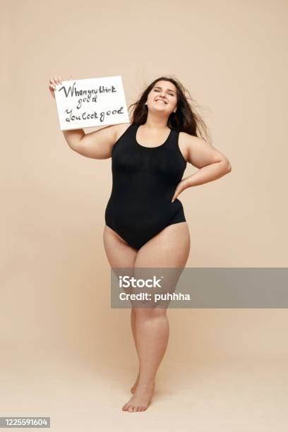 플러스 크기 모델 뚱뚱한 여자 에 검정 바디 수트 전체 길이 초상화입니다 공백에 쓰여진 당신이 잘 생겼다고 생각할 때라는 문구가
