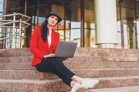 행복 한 Hipster 젊은 여자 노트북 Outdors에 학생 여자 대학 캠퍼스에서 노트북을 사용 하 여입니다 몸매 이미지 거리에 대한 스톡 사진 및 기타 이미지 Istock