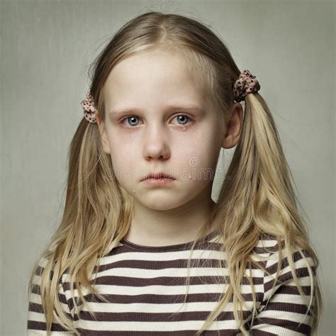 Jong Meisje Die Kale Kat Houden Stock Foto Image Of Vriend Jeugd