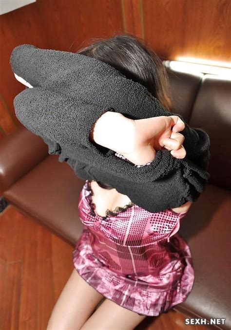 Азиатка разрешила поиграть со своей писечкой Pic