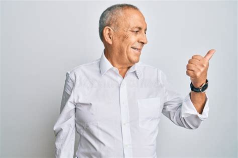Guapo Hombre De La Tercera Edad Con Camisa Blanca Casual Sonriendo Con ...