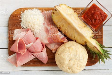 잘 익은 파인애플 햄 치즈 토마토 소스와 글루텐의 코코넛과 아몬드 가루 반죽 무료 하와이 Paleo 피자 재료 건강한 식생활에 대한 스톡 사진 및 기타 이미지 Istock