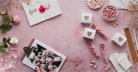 테이블에 꽃 그림을 들고 있는 사람 사진 Unsplash의 분홍색 이미지