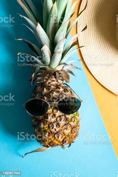 선글라스를 끼고 밝은 노란색과 파란색 배경에 밀짚모자를 쓴 파인애플 여름 방학과 여행의 개념 평면도 복사 공간 0명에 대한 스톡 사진 및 기타 이미지 Istock