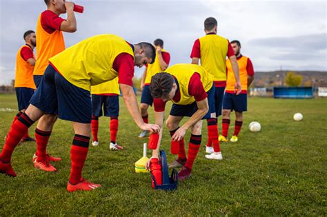 코카서스 남성 축구 선수는 축구 훈련에서 휴식을 취하는 동안 물을 마시는 20 24세에 대한 스톡 사진 및 기타 이미지 20 24세 25 29세 30 34세 Istock