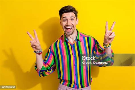 젊고 펑키 한 남자의 사진 웃는 모습 보여주는 더블 V 사인 착용 스트라이프 셔츠 지원 평화 개념 노란색 배경에 고립 30 34세에 대한 스톡 사진 및 기타 이미지 Istock