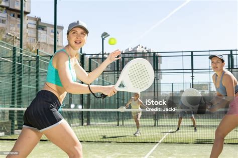 테니스 코트에서 패들 테니스를 치면서 공을 뒤돌아보는 젊은 여자 놀기에 대한 스톡 사진 및 기타 이미지 놀기 파델 20 24세 Istock