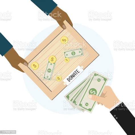 자원 봉사자의 손이 나무 기부 상자를 들고 있습니다 사회적 책임 인간은 궁핍하고 난민을 위해 돈을 모은다 재정 지원 지원 도움의 손길 상자에 돈 인간은 지폐를 준다 공동체에