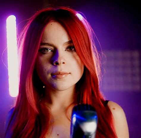 Andreea Munteanu Artist 🎙🌼 Happy Friday Everybody 🌼🎙 Weekend Coming