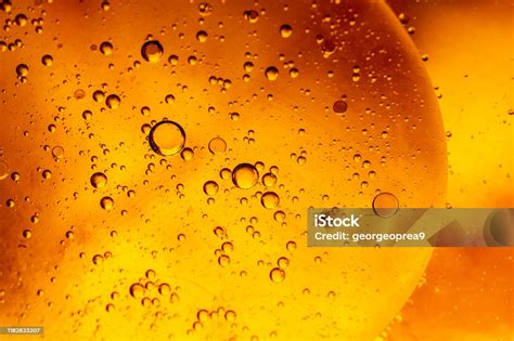 추상 다채로운 배경 거품 매크로 샷 비누의 거품 물에 닫힙기 거품 물 표면 추상적 인 배경에 오일이 떨어집니다 황금 노란색 거품입니다 노란색 물 거품 벽지 0명에 대한 스톡