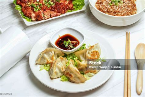 디핑 소스를 곁들인 팬에 튀긴 만두 돼지 갈비 다진 돼지 고기 밥은 대리석 배경에 고립 된 접시에 제공됩니다 대만 음식의 측면 모습 0명에 대한 스톡 사진 및 기타 이미지