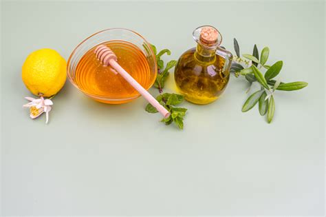 엑스트라 버진 올리브 오일 플라스크에 신선한 꿀과 잘 익은 레몬과 올리브 나뭇가지를 곁들입니다 0명에 대한 스톡 사진 및 기타 이미지 Istock