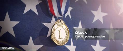 금색 은색 동메달 모형 트로피 메달 와 리본 와 대결 미국 국기 국내 또는 국제 올림픽 스포츠 대회의 우승자를 대표합니다 수상자 및 수상 컨셉 Championship에 대한