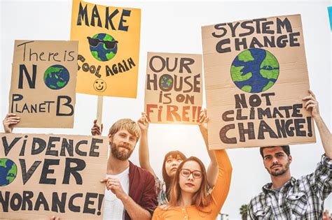 도로에 있는 악마의 그룹 기후 변화를 위한 다양 한 문화와 인종 싸움에서 젊은 사람들지구 온난화와 환경 개념클로즈업 사람 얼굴에 초점 학생에 대한 스톡 사진 및 기타 이미지