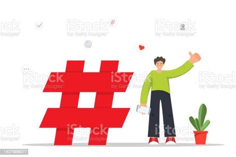 사인 해시 태그 근처에 서있는 행복한 남자 소셜 네트워크 사용 메신저에서 채팅 및 소셜 미디어에 블로그 게시에 대한 의견 플랫