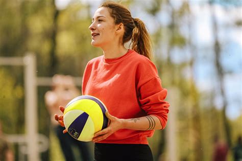 야외에서 비치 발리볼을 하는 여성의 여성 초상화 사람들과 함께하는 라이프스타일 스포츠 사진 사람은 공과 함께 빨간색 운동복을 입는다 20 24세에 대한 스톡 사진 및 기타