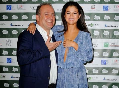 Selena Gomez aposta em look hippie com fenda e decote poderosos