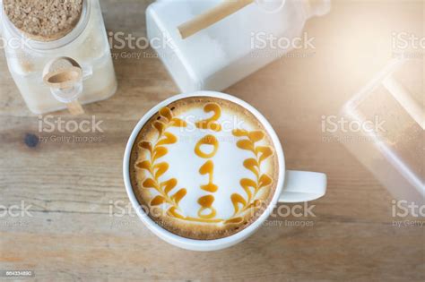 거품 우유 예술과 2018 나무 테이블 라 떼 아트 커피에 뜨거운 커피 0명에 대한 스톡 사진 및 기타 이미지 0명 2018년 갈색 Istock