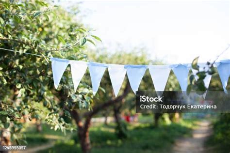 정원의 나무 가지에 매달려 생일 장식을 플래그 공원에 매달려 화려한 번팅 플래그 정원 파티 장식 웨딩 장식 휴일 장식을위한 직물의 장식 플래그는 밧줄에 매달려 장식용 깃발에