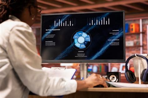 Женщина смотрит бизнес конференцию на экране компьютера просматривая статистику Бесплатное фото