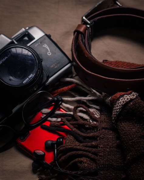 무료 이미지 빨간 견장 Material Property 과학 기술 사진술 전자 기기 패션 액세서리 오디오 장비 가죽 아직도 인생 사진 헤드폰 간단한