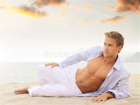 Muskulöser Junger Athletischer Sexy Mann Auf Dem Strand Mit Einem Nackten Torso in Der