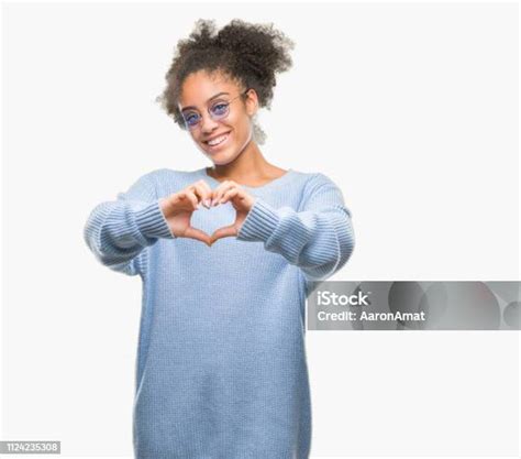 젊은 아프리카 미국 여자 마음 기호와 손으로 모양을 보여주는 사랑에 웃 고 고립 된 배경 위에 안경 착용 낭만적인 개념입니다 개념에 대한 스톡 사진 및 기타 이미지 Istock