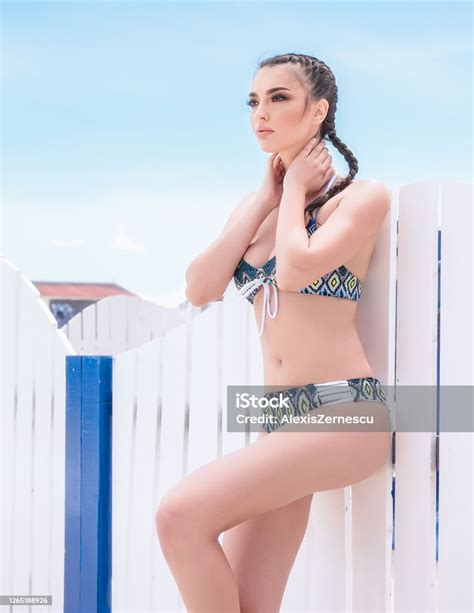 검은 수영복과 피그 테일과 해변에서 자신감 백인 여성 등대의 계단에 태닝 점점 갈색 머리에 대한 스톡 사진 및 기타 이미지 갈색 머리 건강한 생활방식 관광 리조트