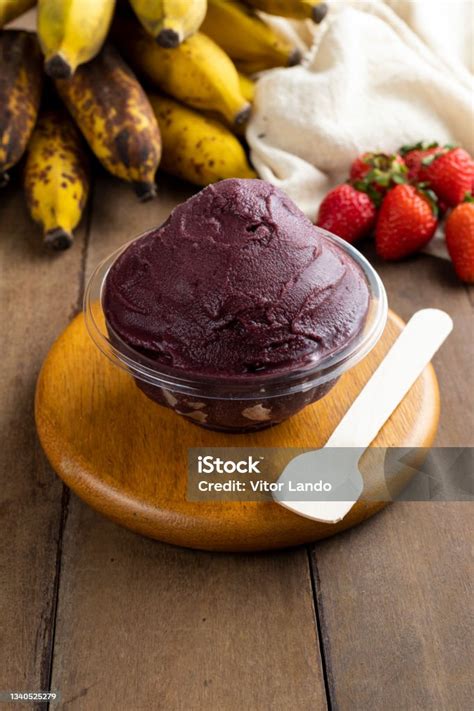 브라질 냉동 아사이 딸기와 바나나와 브라질 냉동 아카이 베리 아이스크림 그릇 나무 배경에 과일을 여름 메뉴 전면 보기 0명에 대한 스톡 사진 및 기타 이미지 Istock