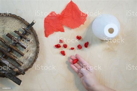 방을 장식하기 위해 나무 막대기에서 크리스마스 트리를 만들기 오리지널 어린이 예술 프로젝트 Diy 개념 단계별 사진 지침 마스터