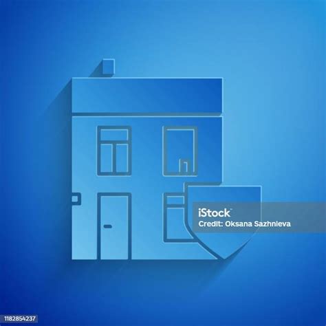 파란색 배경에 격리 된 방패 아이콘이있는 종이 컷 하우스 보험 개념 보안 안전 보호 개념 보호 종이 아트 스타일입니다 벡터 일러스트레이션 개념에 대한 스톡 벡터 아트 및