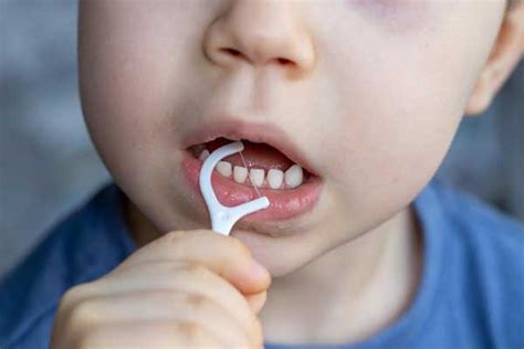 استفاده از نخ دندان در کودکان مزایا و معایب و بهترین نخ دندان کودک