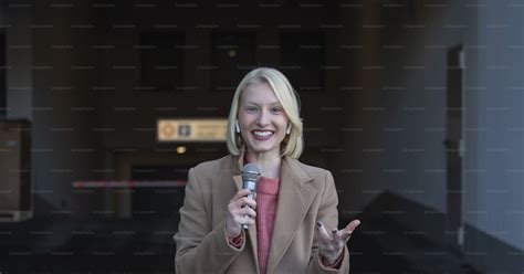 버스에 앉아 웃고 있는 현대적인 귀여운 여자 미소 지으며 멀리 바라 보았다 버스 여행 버스에서 휴대폰을 사용하는 여성 트램웨이 Sms 메시지 대중 교통에서