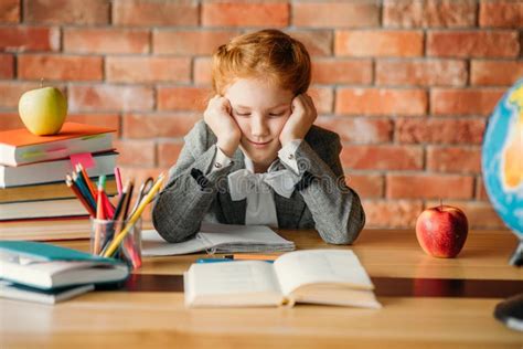 Entz Ckendes Schulm Dchen Am Tisch Vorderansicht Stockbild Bild Von Bleistift Sch Tzchen