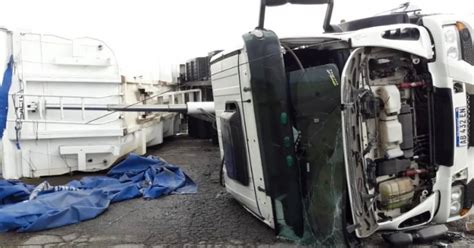un tornado hizo volcar 4 camiones al mismo tiempo sobre la ruta 3 en